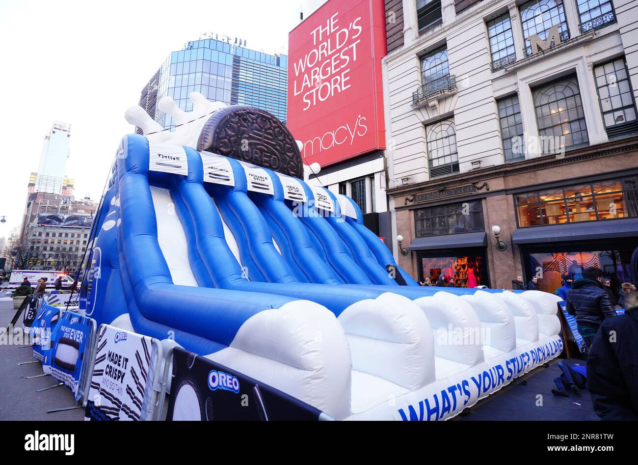 Photo by: zz/John Nacion/STAR MAX/IPx 2020 2/21/20 OREO Giant Slide in ...