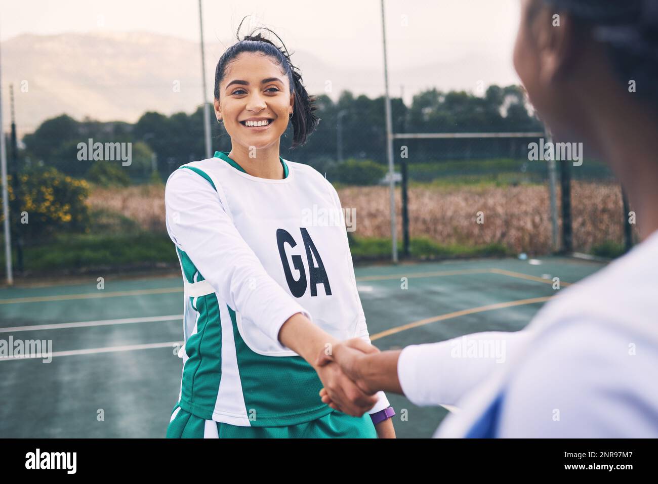 Friends shaking hands students hi-res stock photography and images - Alamy