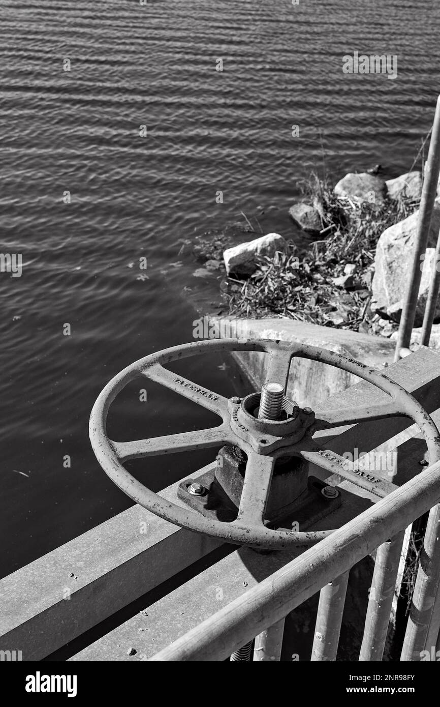 Sluice gate controls water hi-res stock photography and images - Alamy