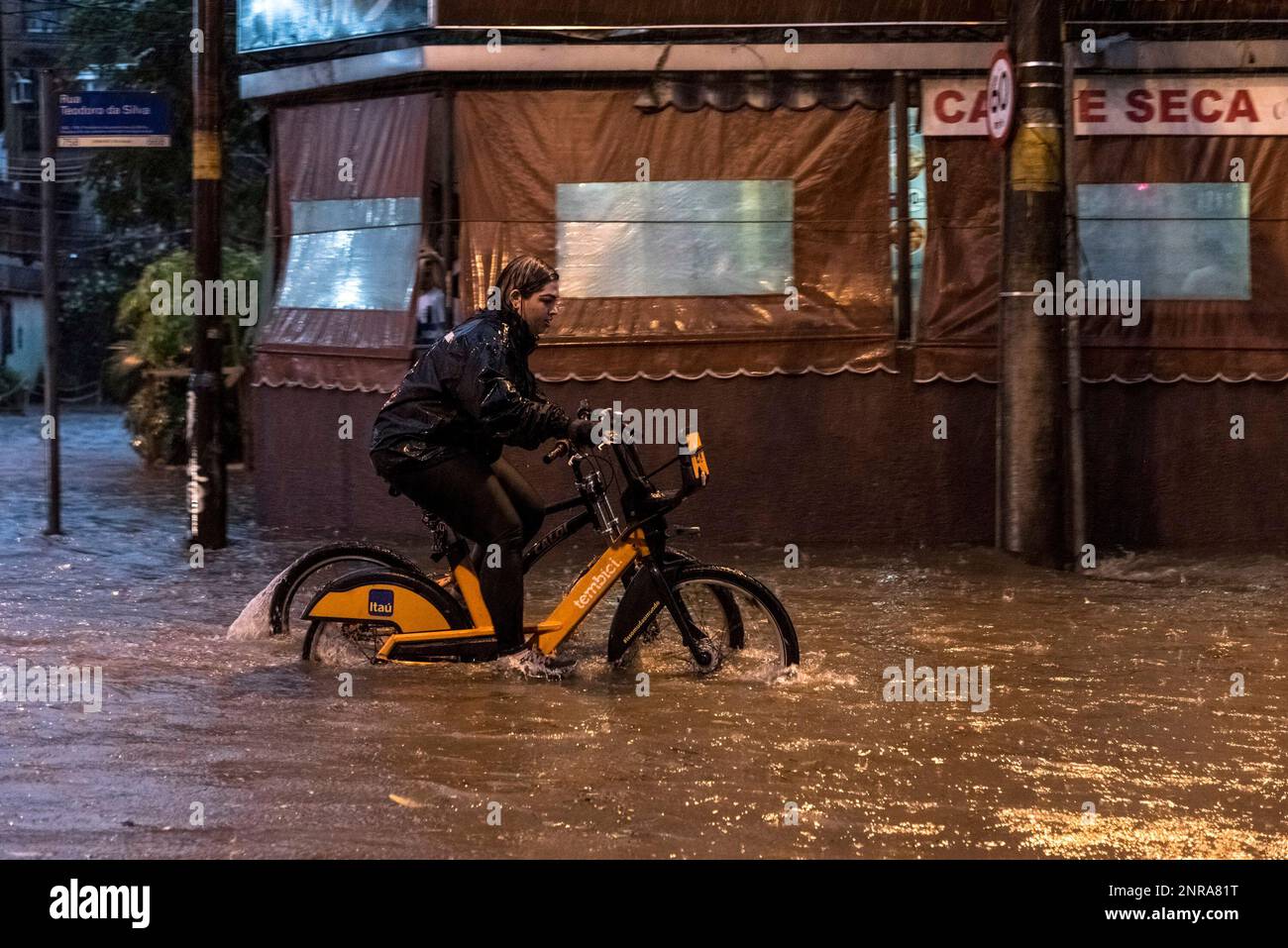 RJ - Rio de Janeiro - 02/05/2020 - Rain in Rio de Janeiro - People ...