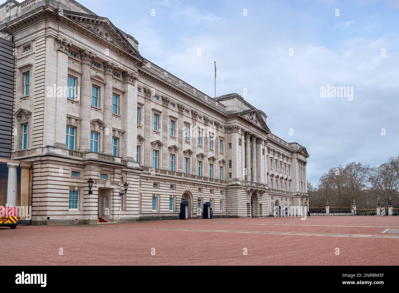 Full view of Buckingham Palace early morning Stock Photo - Alamy