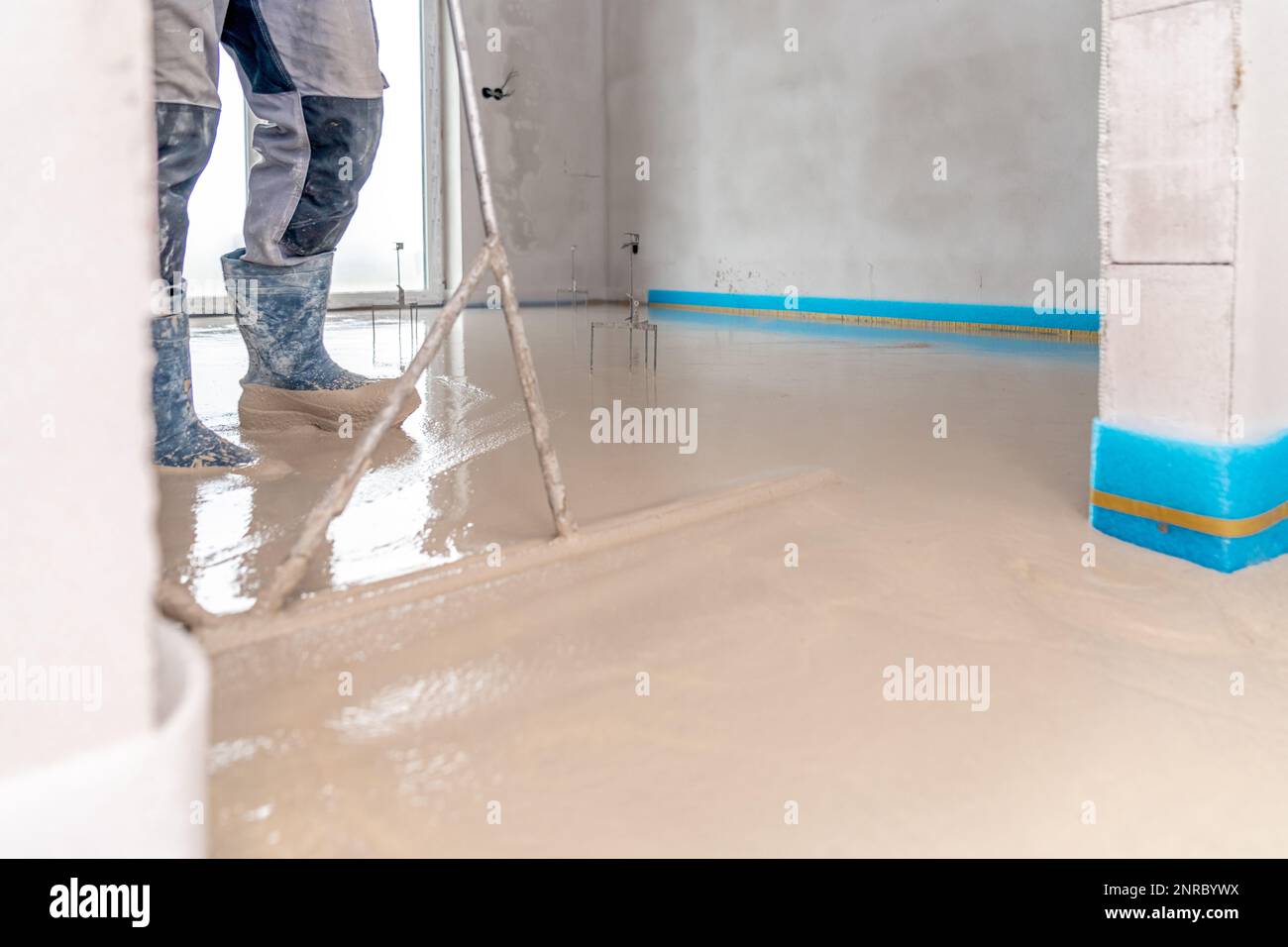 installation of liquid concrete on the floor for underfloor heating ...