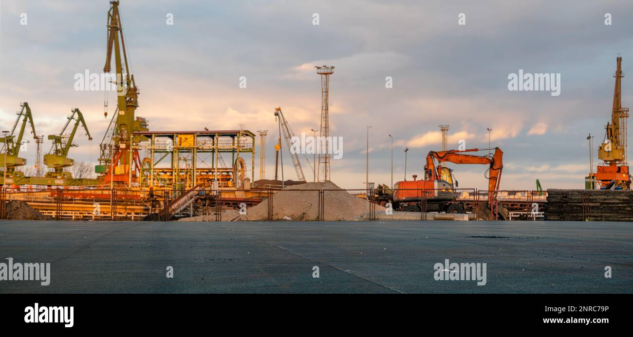 Large asphalt yard in the seaport Stock Photo - Alamy