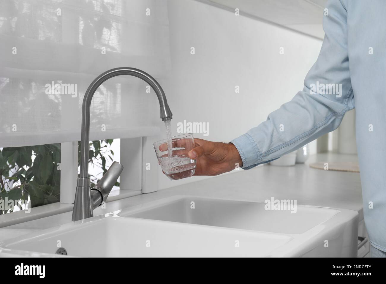 Filling glass water from filter hi-res stock photography and images - Alamy