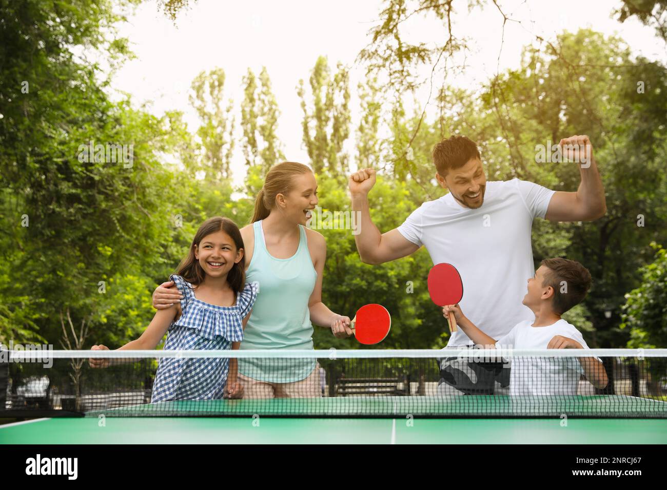 Family ping pong table hi-res stock photography and images - Alamy