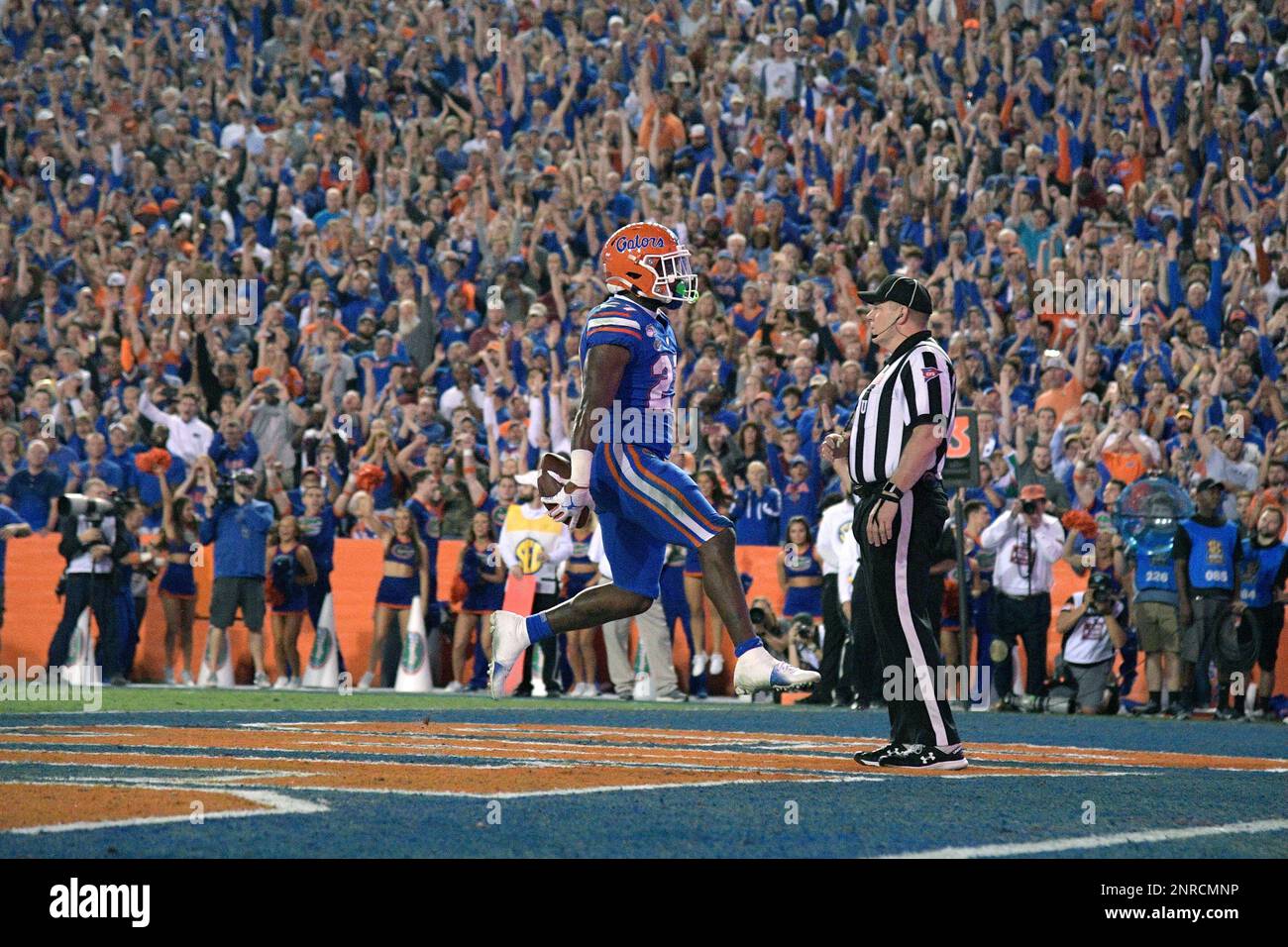 Florida running back Dameon Pierce (27) runs up the middle of the line ...