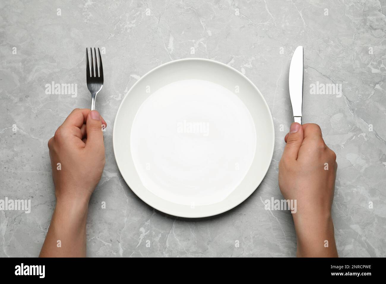 Man empty plate dinner table hi-res stock photography and images - Alamy