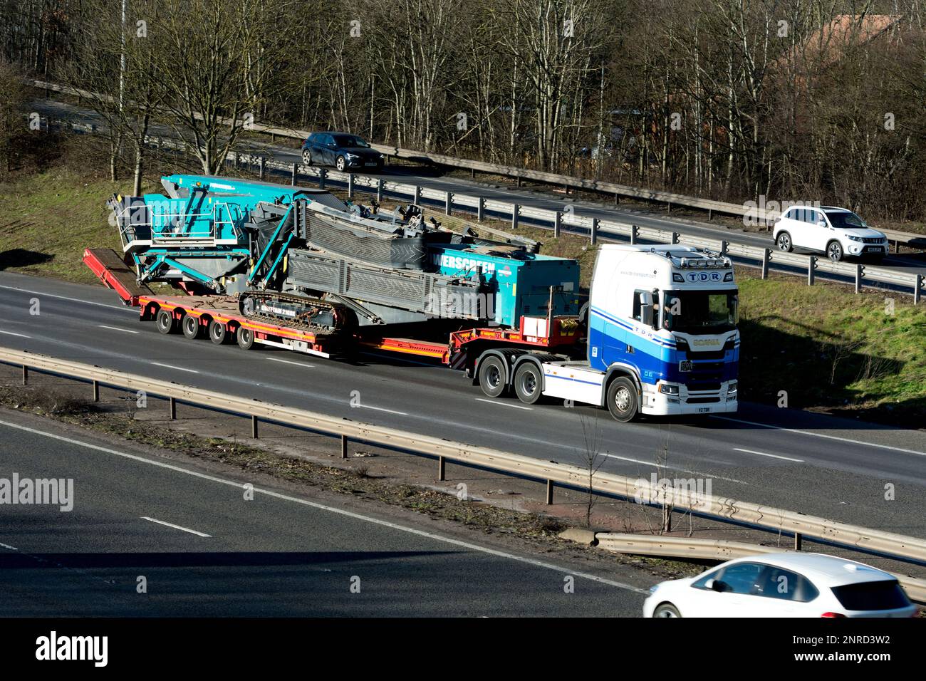 TDR Low Loader Lorry On The M40 Motorway Warwickshire UK Stock Photo tdr-low-loader-lorry-on-the-m40-motorway-warwickshire-uk-stock-photo
