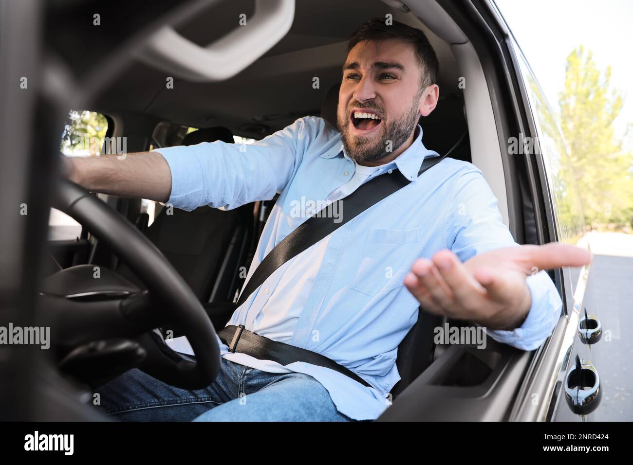 Man screaming in road hi-res stock photography and images - Alamy