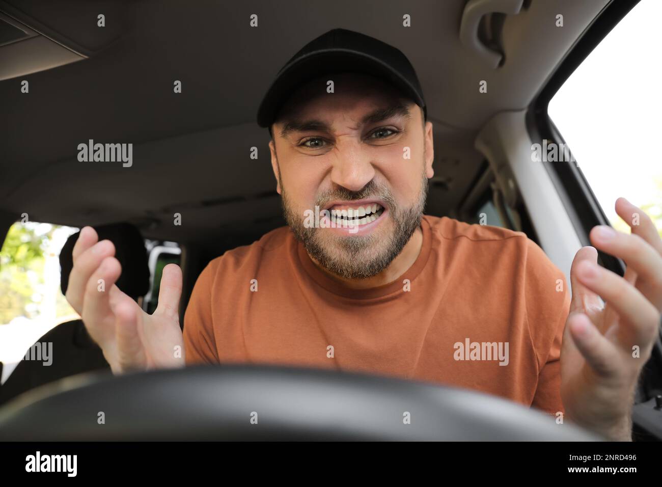 Emotional man in car. Aggressive driving behavior Stock Photo - Alamy