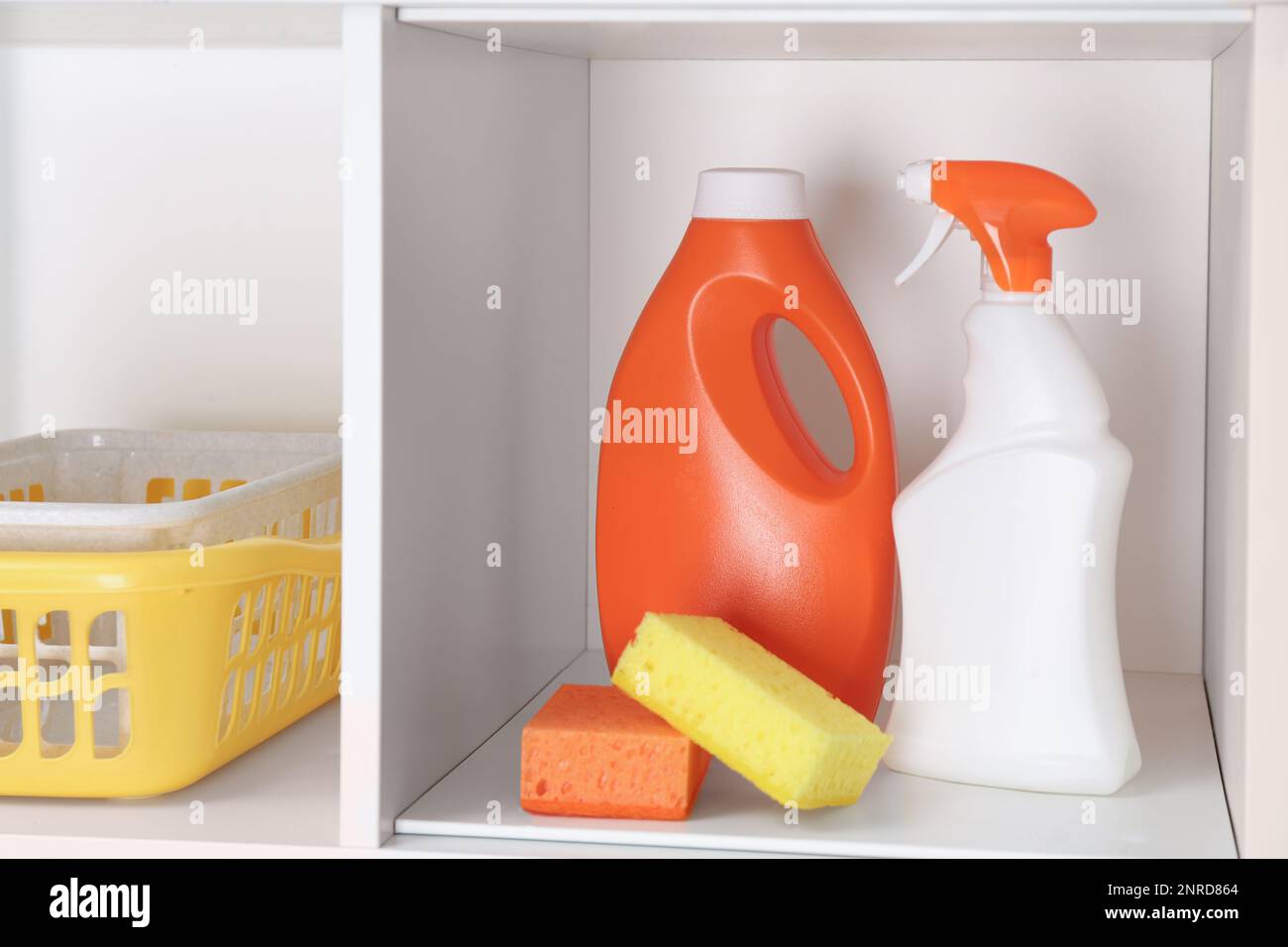 Bottles detergents cleaning sponges hi-res stock photography and images ...