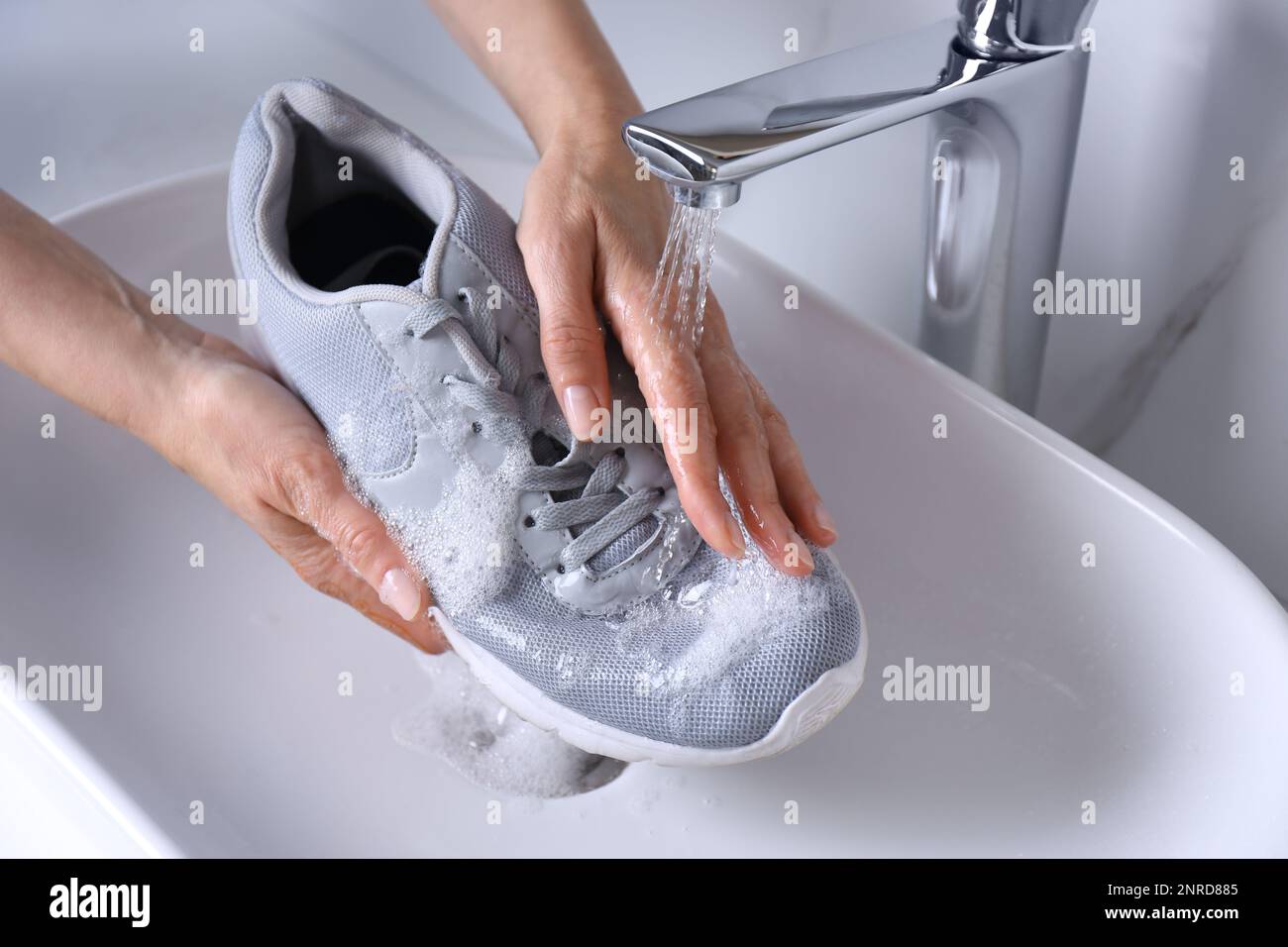 Shoe washing hi-res stock photography and images - Alamy