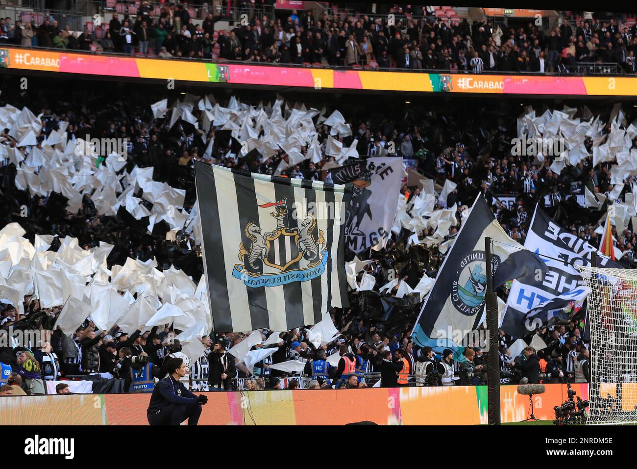 Manchester united fans wave flags hi-res stock photography and images ...