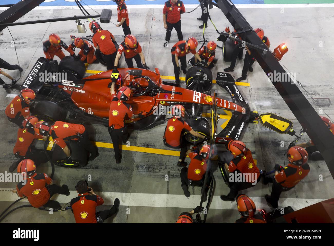 55 SAINZ Carlos (spa), Scuderia Ferrari SF-23, action pitlane, pitstop, mechanic, mecanicien ...
