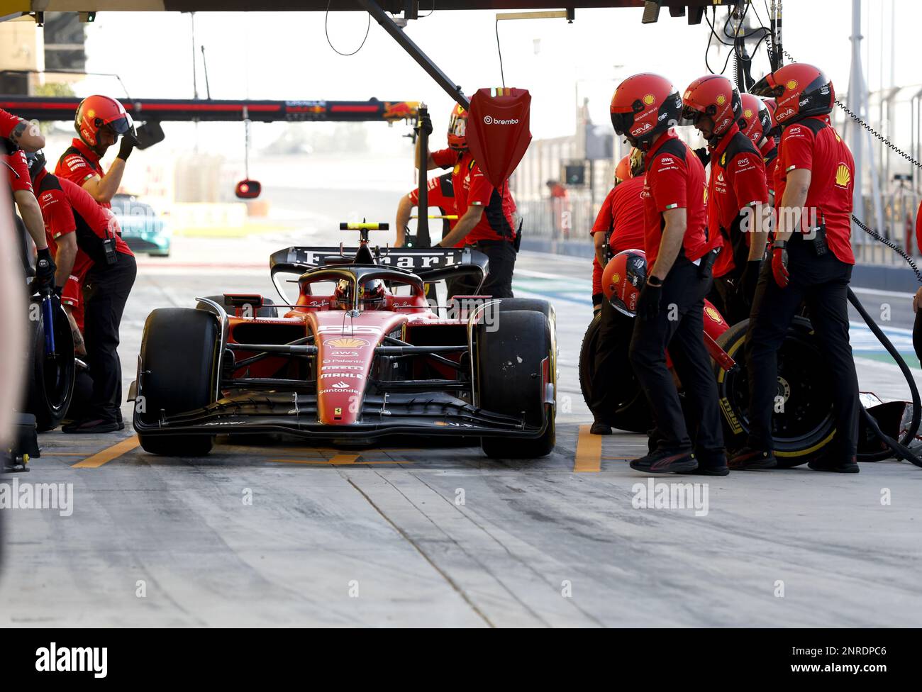 55 SAINZ Carlos (spa), Scuderia Ferrari SF-23, action pitlane, pitstop, mechanic, mecanicien ...