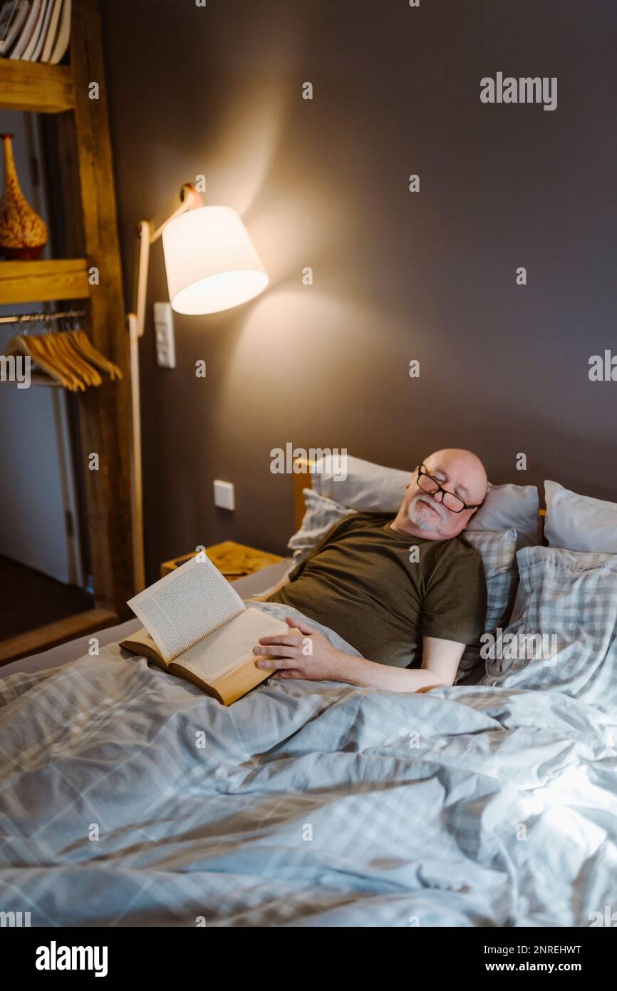 Nap on the bed hi-res stock photography and images - Alamy