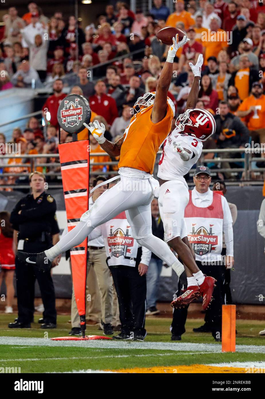 Tennessee running back Ty Chandler (8) leaps for a pass in the end zone ...