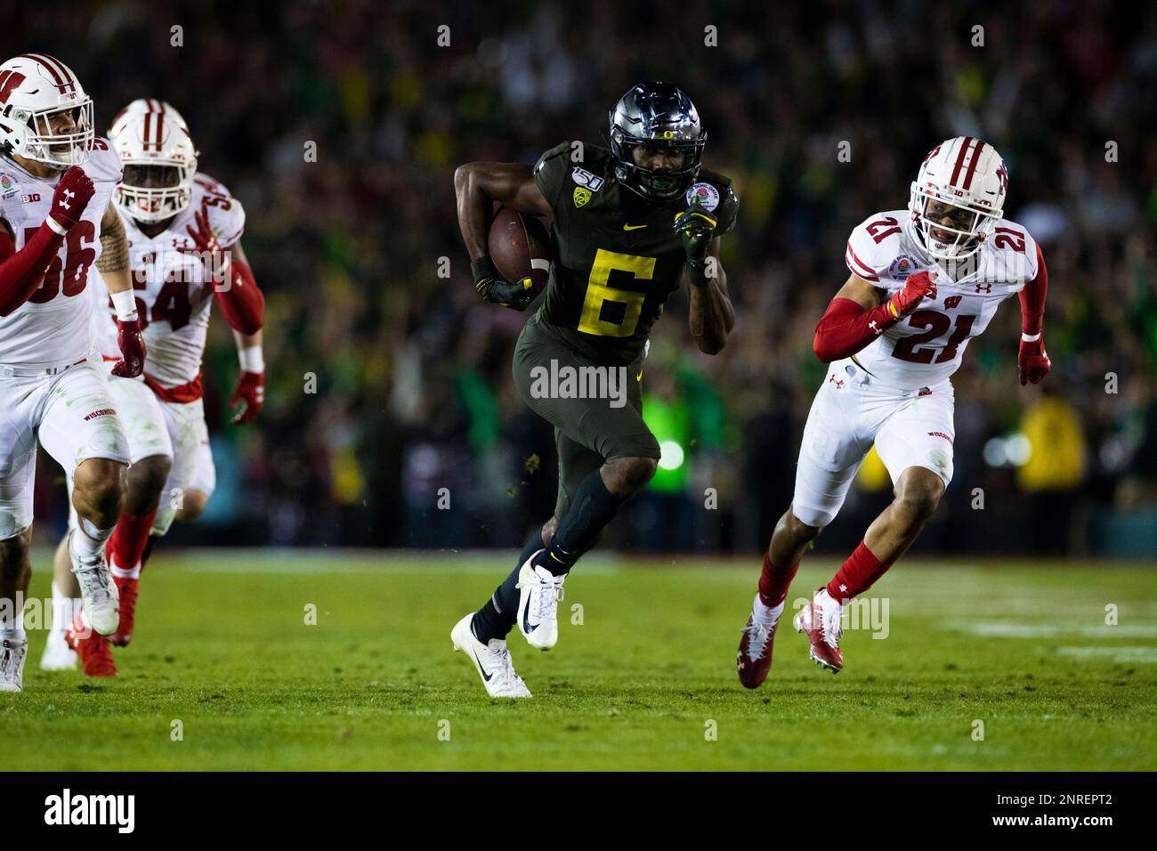 Oregon Ducks wide receiver Juwan Johnson (6) runs after the catch ...