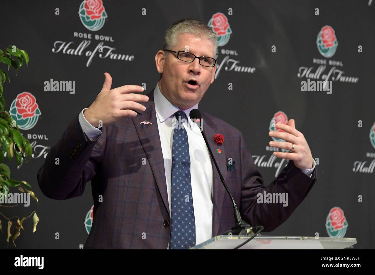 ESPN SportsCenter anchor John Anderson emcees the Rose Bowl Hall of ...