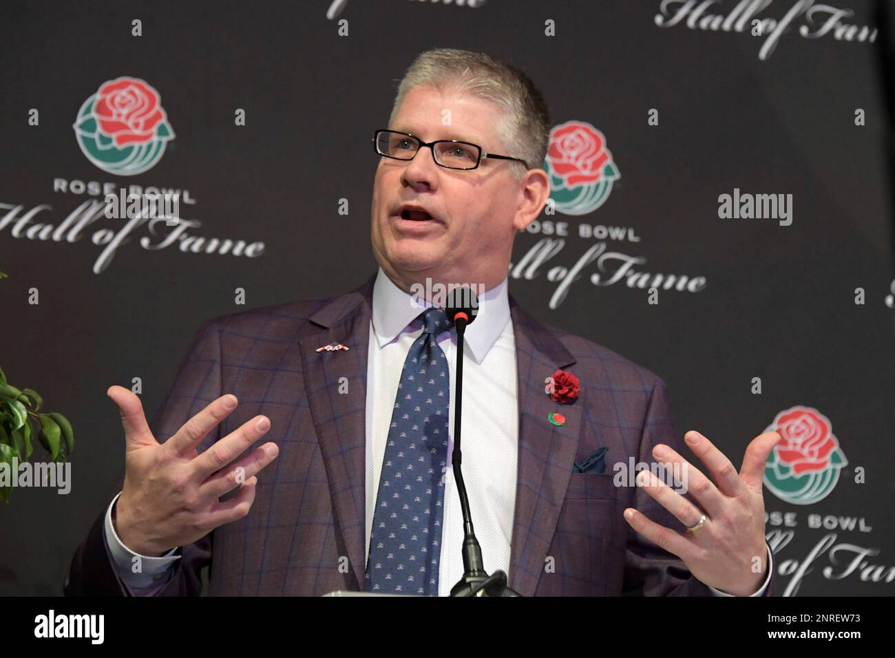 ESPN SportsCenter anchor John Anderson emcees the Rose Bowl Hall of ...
