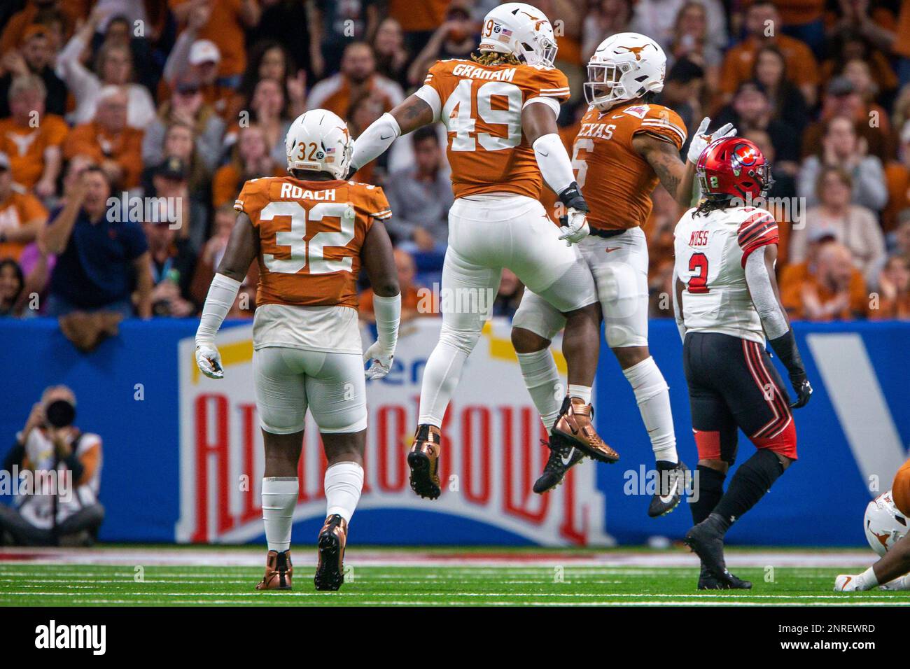 SAN ANTONIO, TX - DECEMBER 31: Texas Longhorns defensive lineman Ta ...