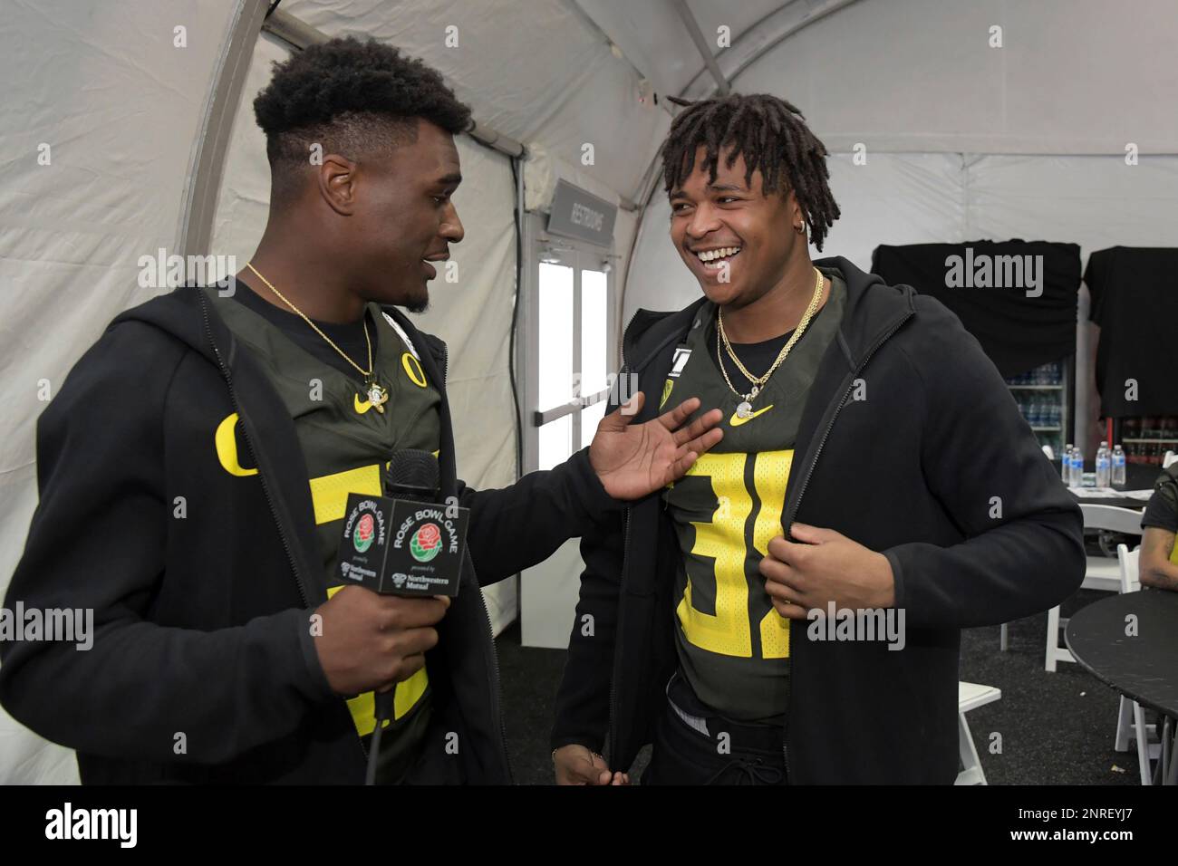 Oregon Ducks linebacker La'Mar Winston Jr. (32) interviews linebacker ...