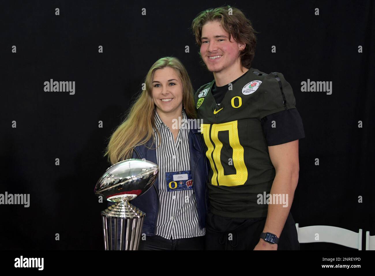 Oregon Ducks quarterback Justin Herbert (10) poses with Oregon golfer ...