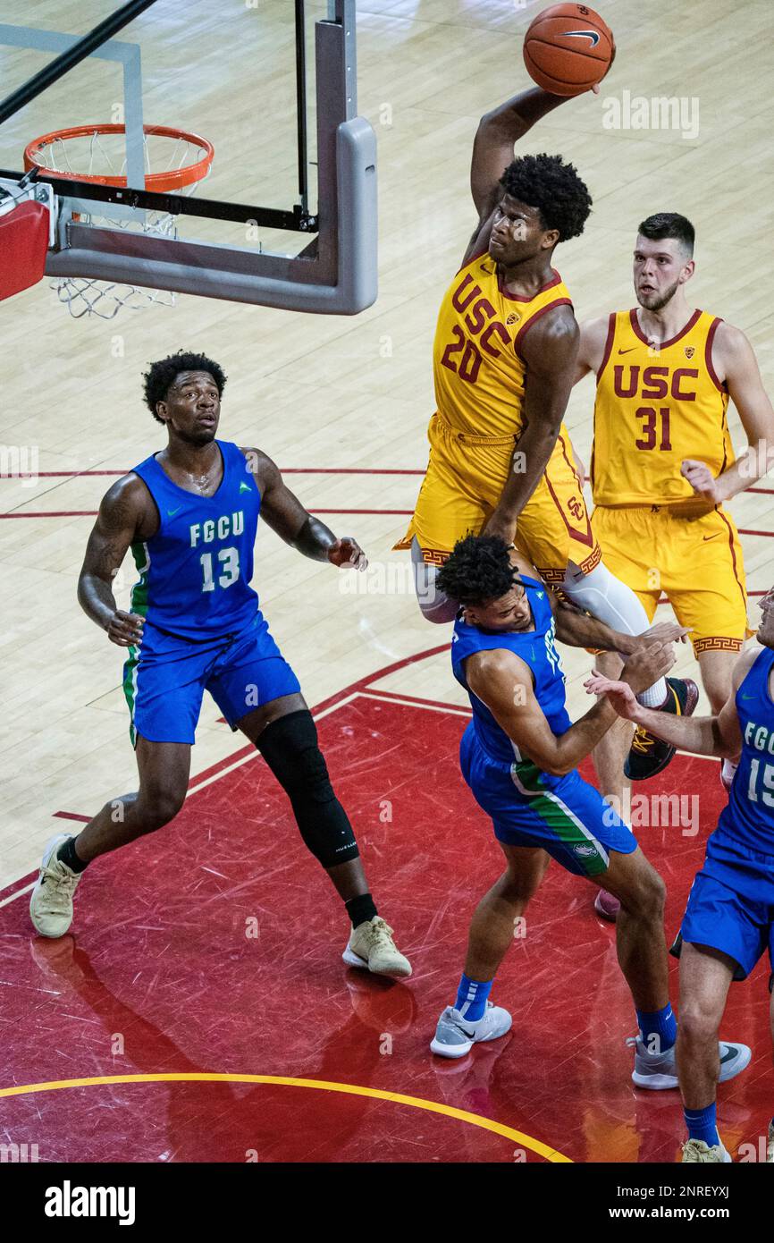 Southern California Trojans guard Ethan Anderson (20) attempts a dunk ...
