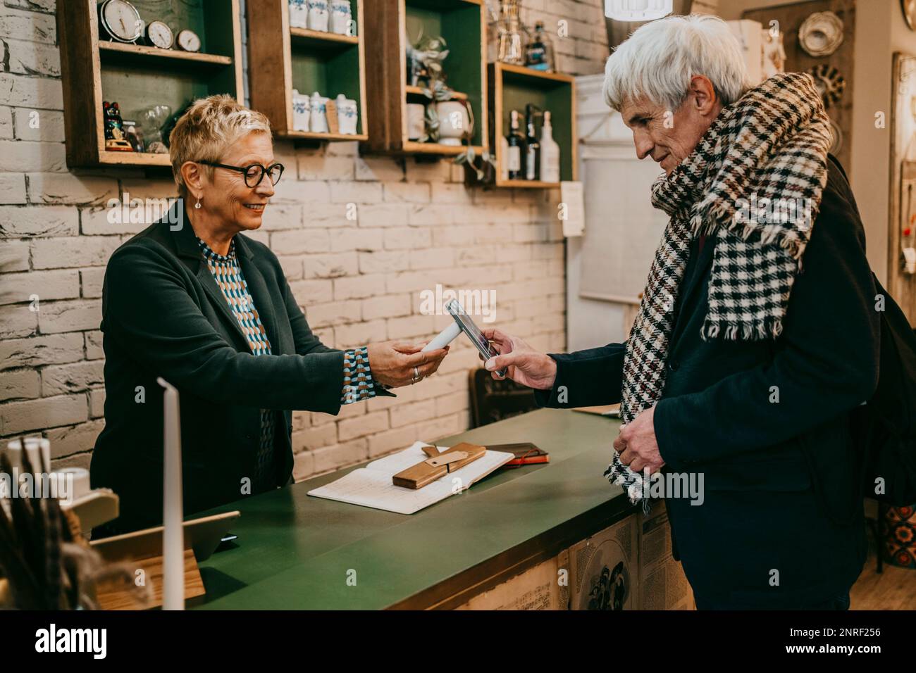 Pay at counter hi-res stock photography and images - Alamy