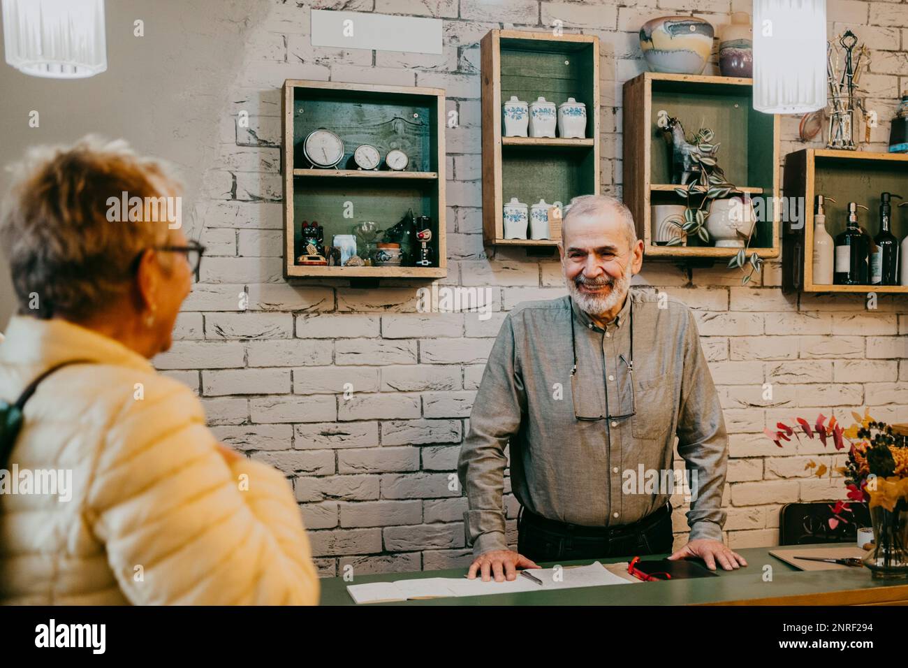 Entrepreneur greeting hi-res stock photography and images - Alamy