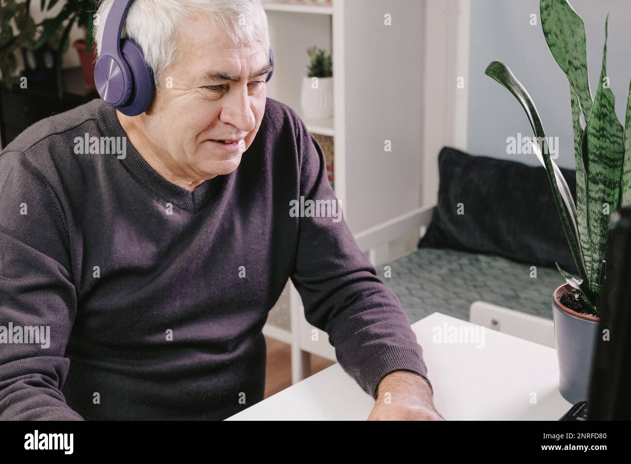 Old person online banking hi-res stock photography and images - Alamy