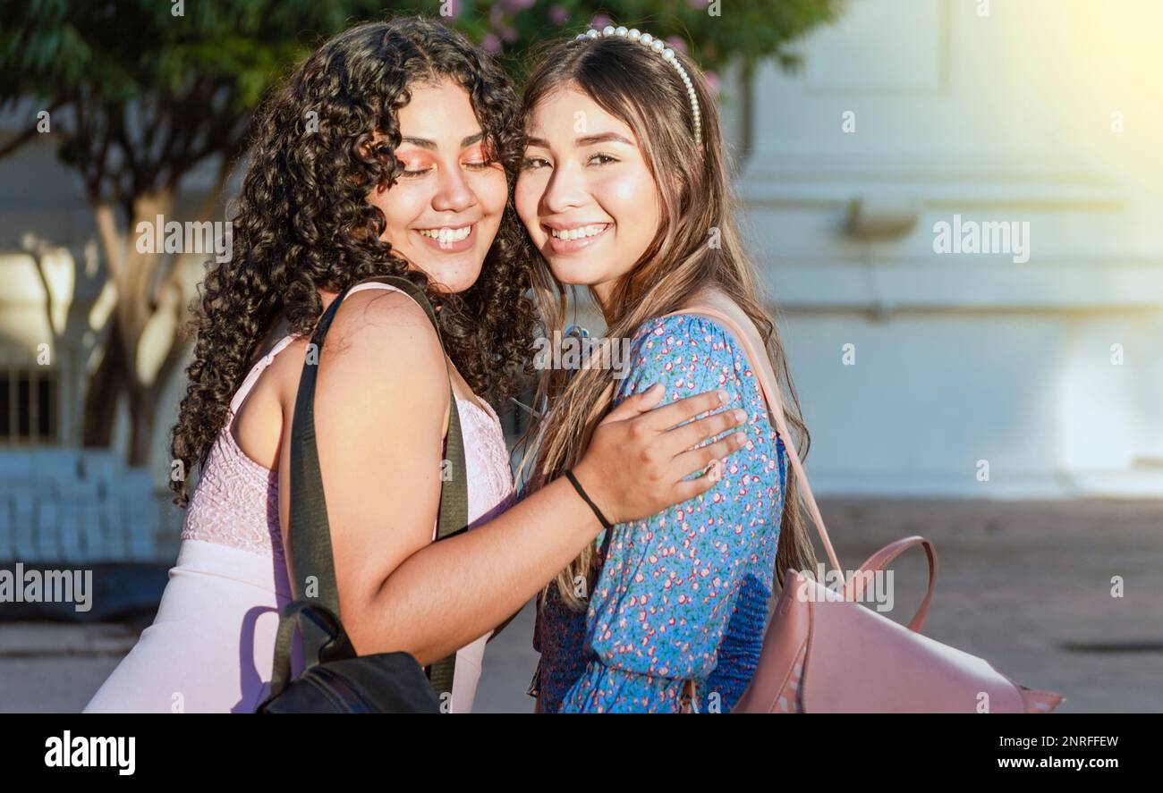 Girl friends laughing hi-res stock photography and images - Alamy