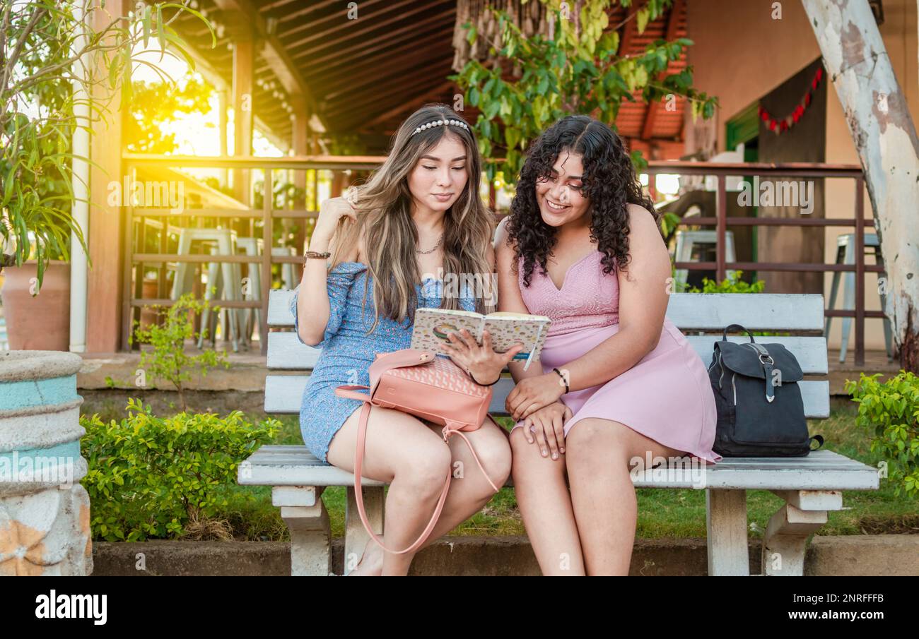 Girls reading book hi-res stock photography and images - Alamy