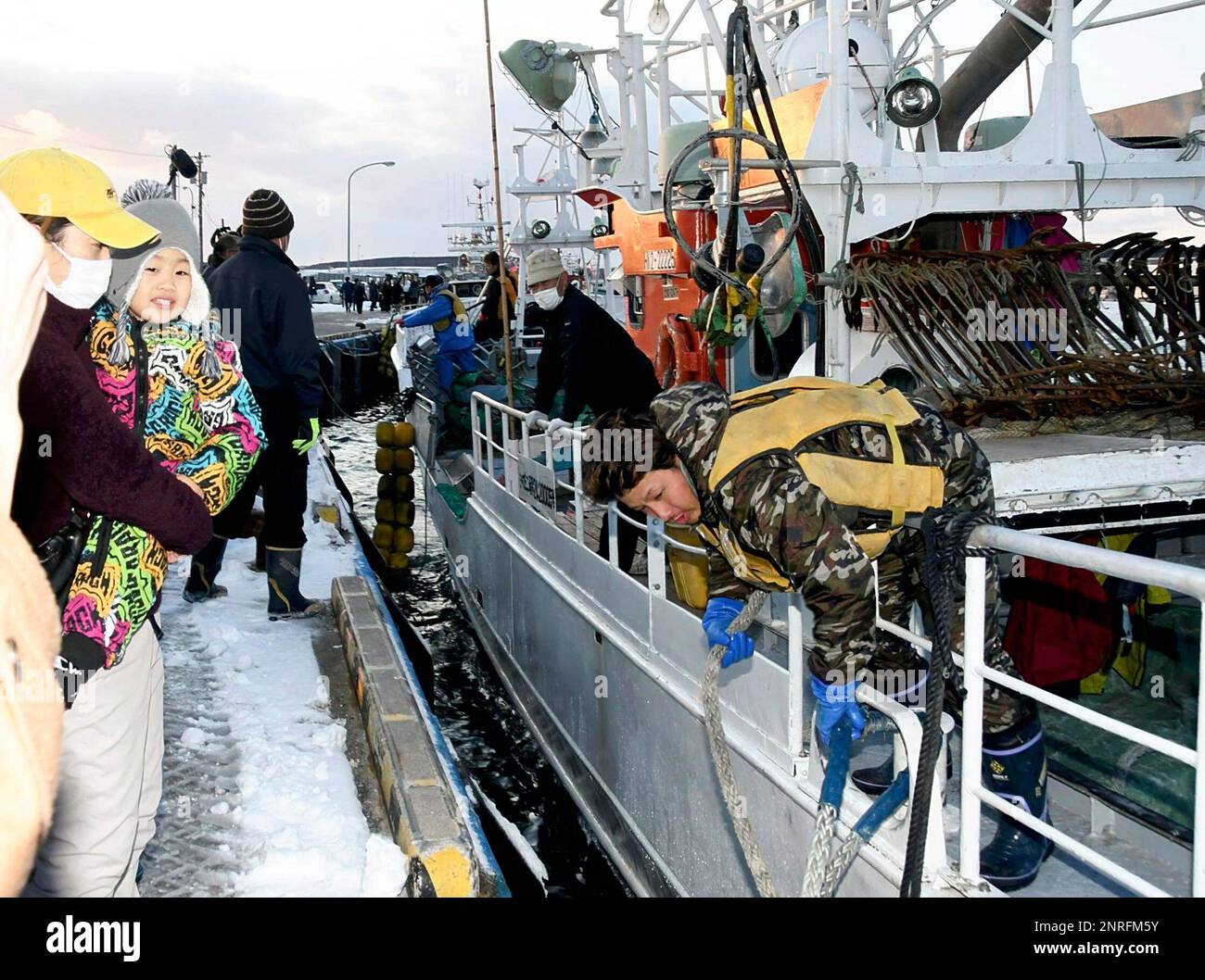 Five Japanese fishing vessels, which were held, return home Nemuro Port ...