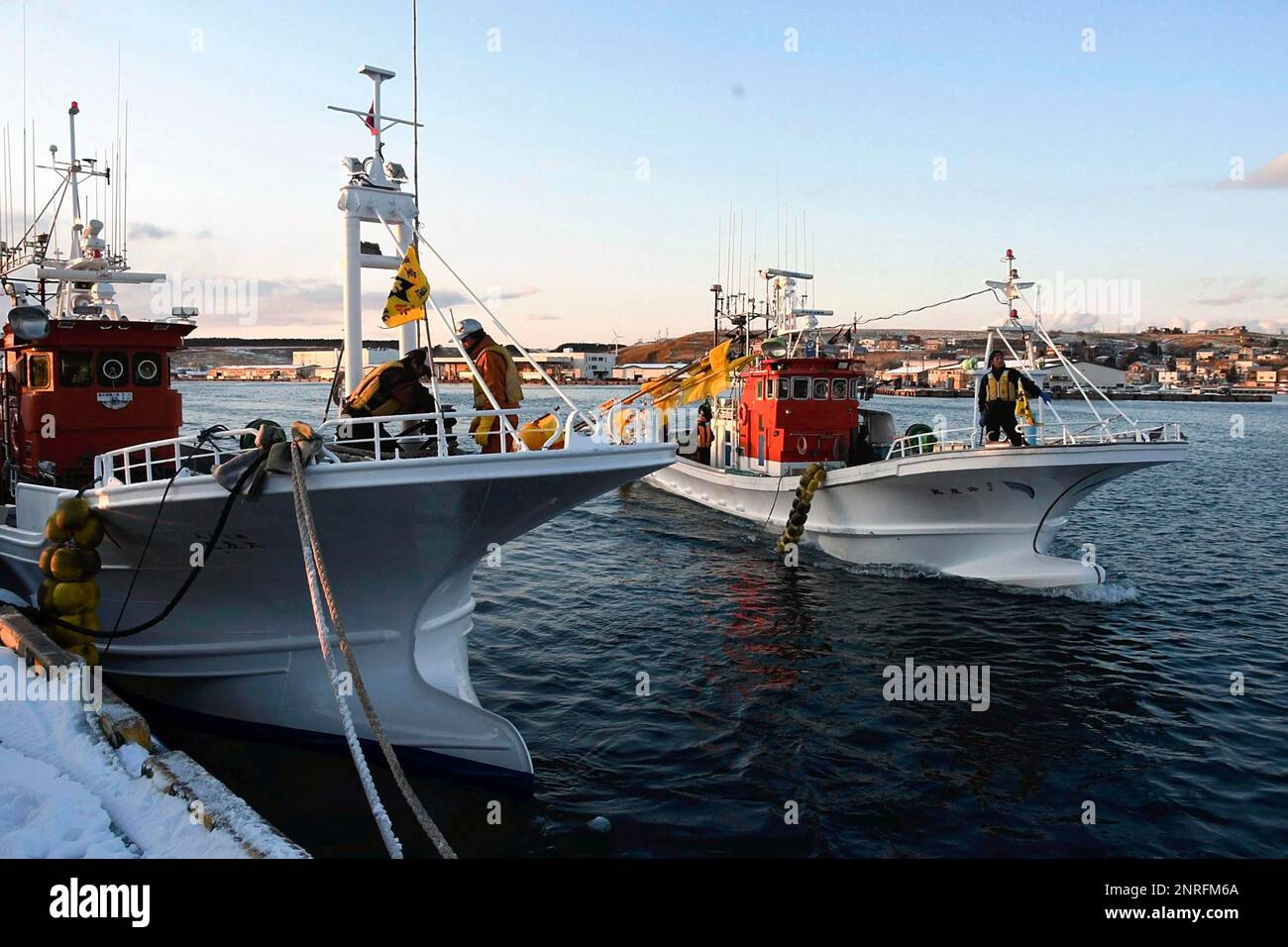Five Japanese fishing vessels, which were held, return home Nemuro Port ...