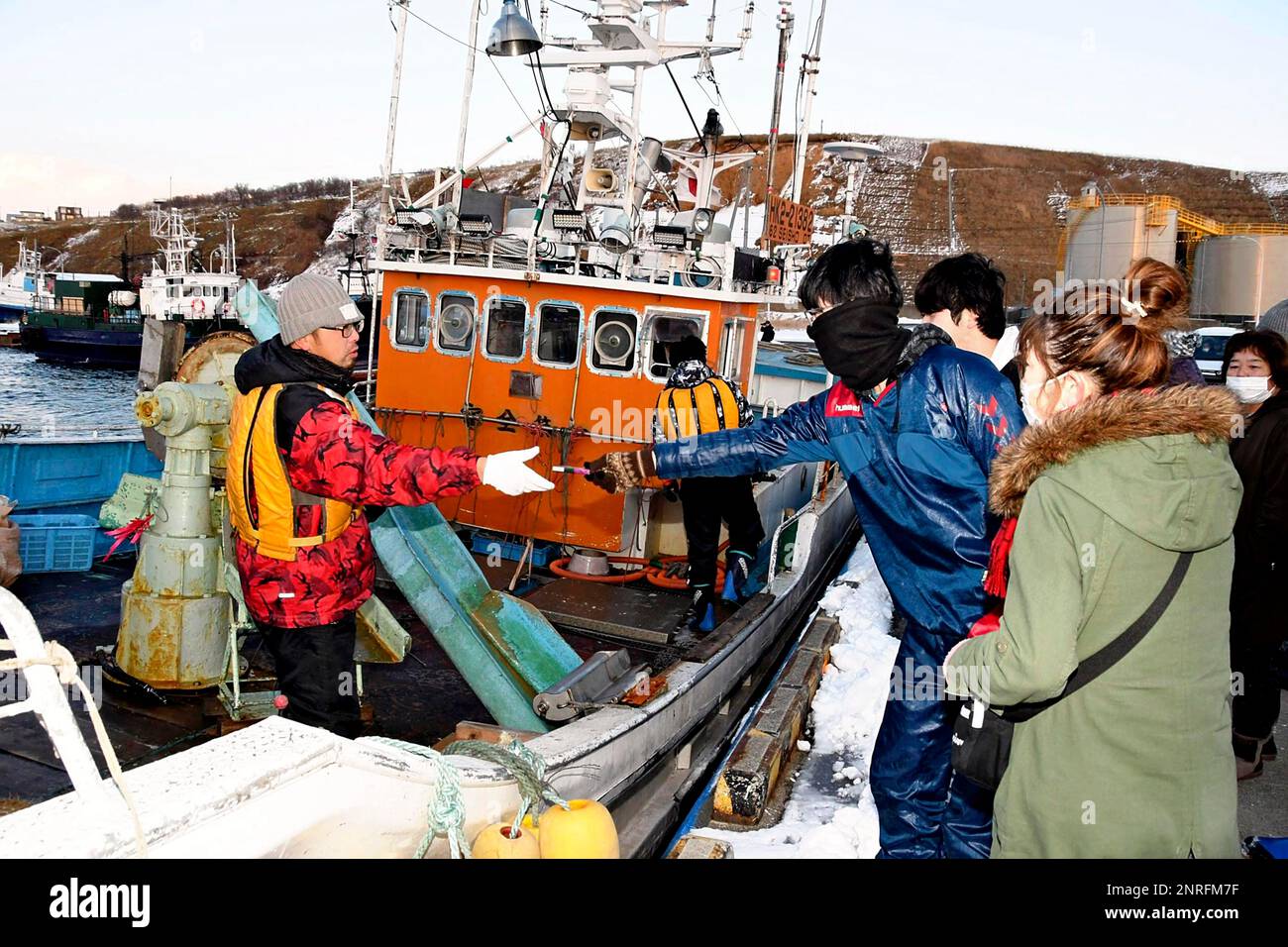 Five Japanese fishing vessels, which were held, return home Nemuro Port ...