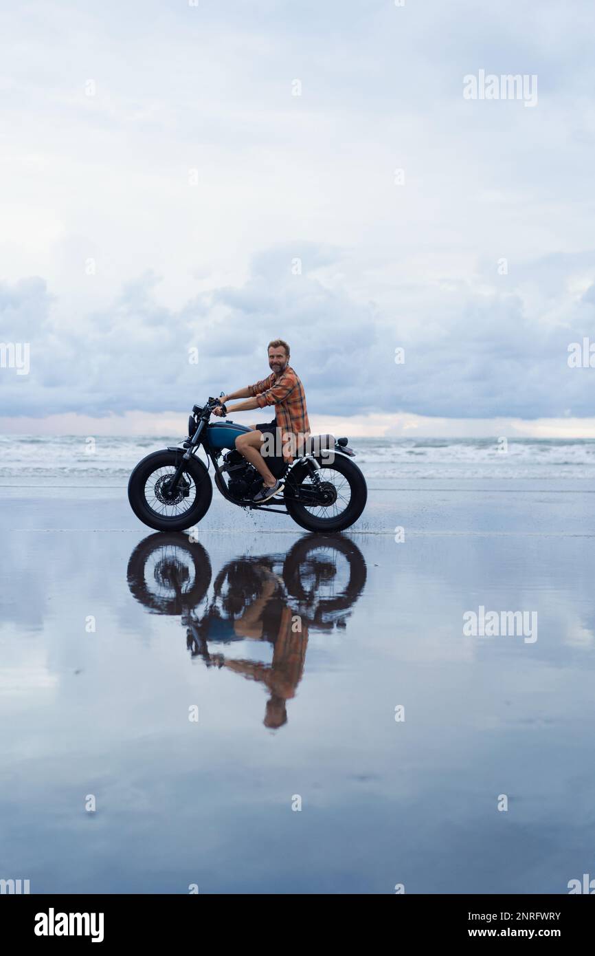 Ocean drive miami beach bike hi-res stock photography and images - Alamy
