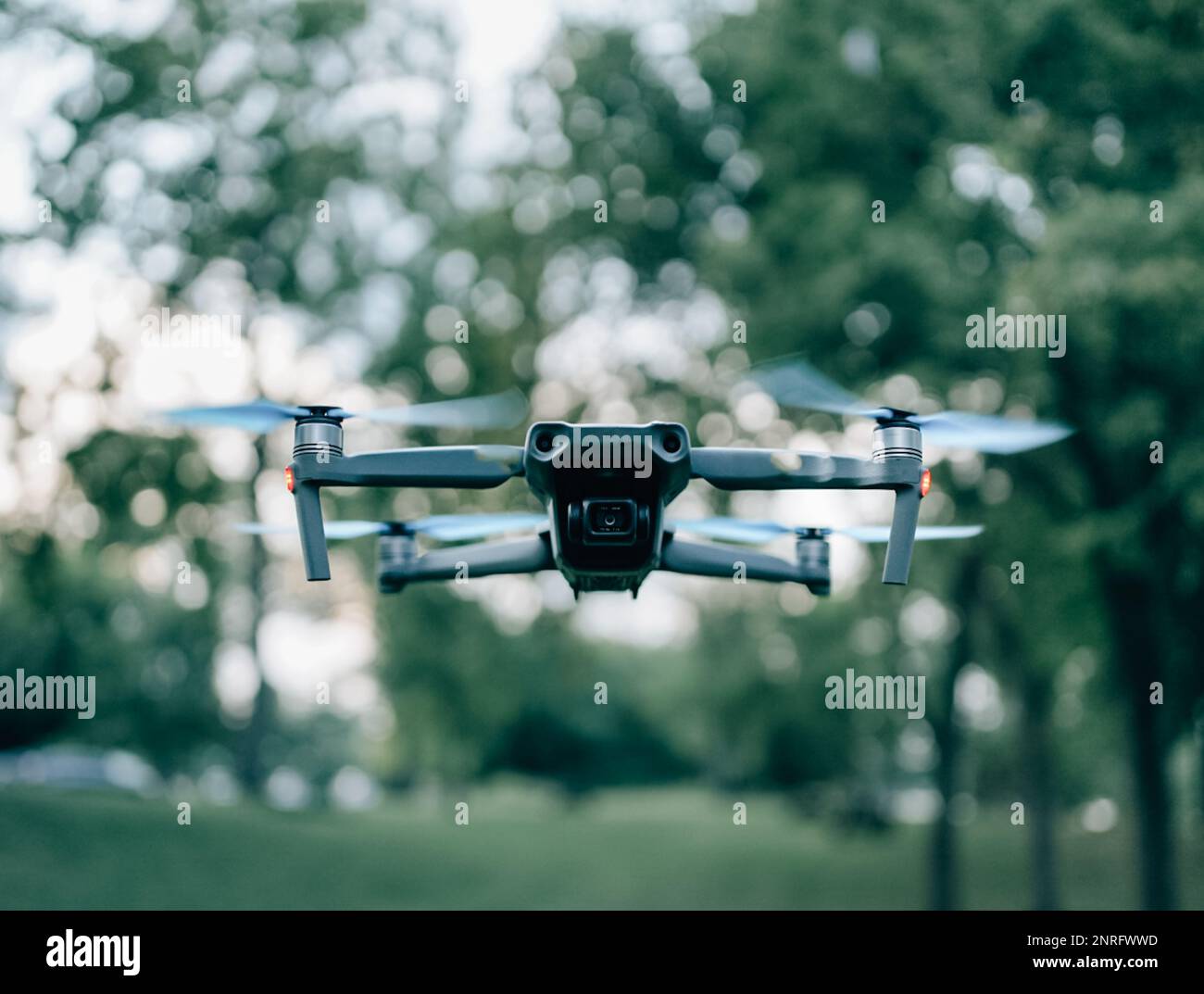 Park flying hi-res stock photography and images - Alamy
