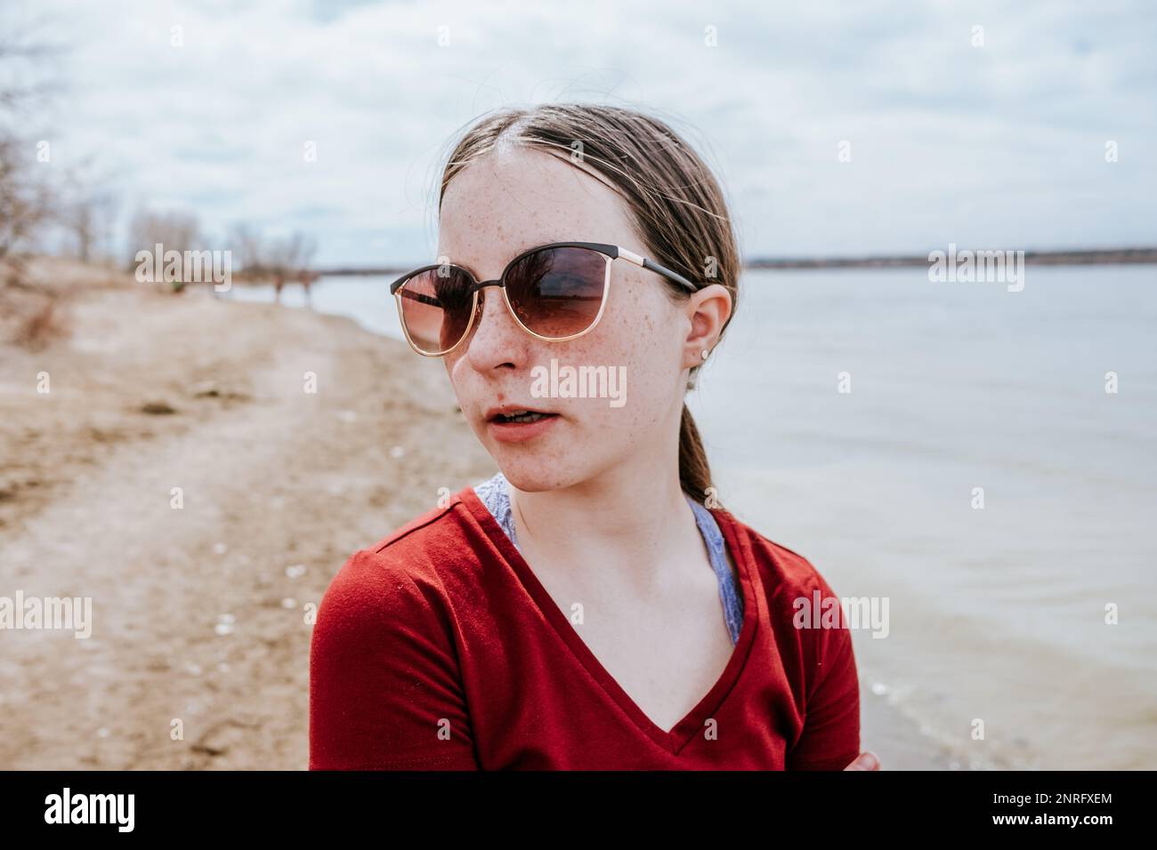 Teen girl lake hi-res stock photography and images - Alamy