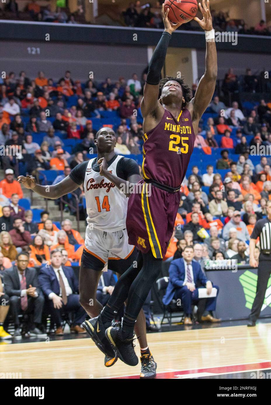 Minnesota Golden Gophers center Daniel Oturu (right) shoots past ...