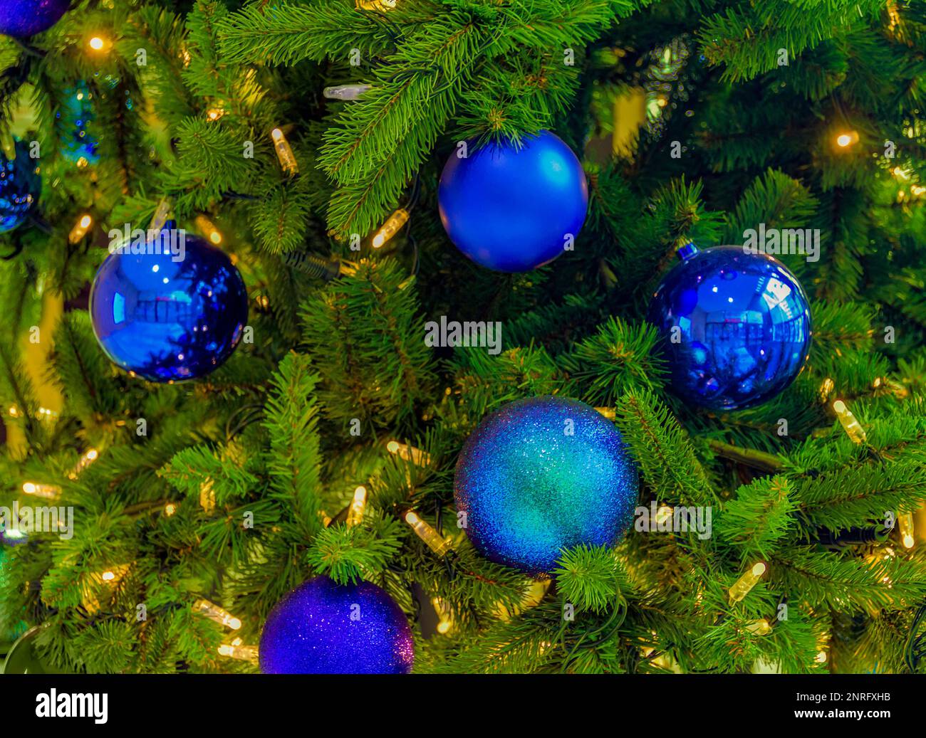 Blue christmas bulbs hi-res stock photography and images - Alamy