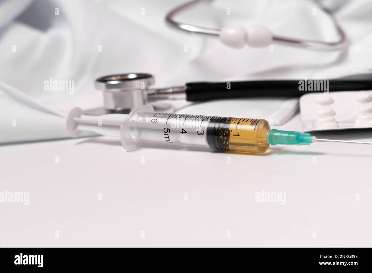 Close up of a syringe hi-res stock photography and images - Alamy