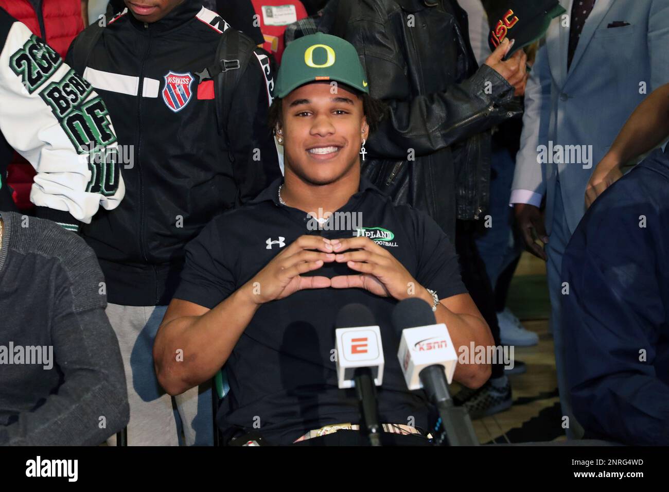 Upland Highlanders linebacker Justin Flowe (center) poses after signing ...