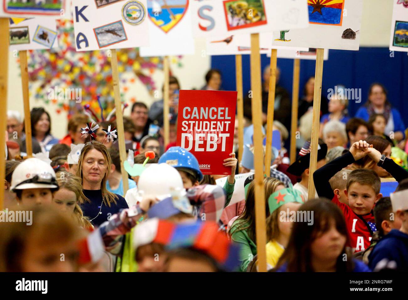 A student holds up an Elizabeth Warren sign during Table Mound ...