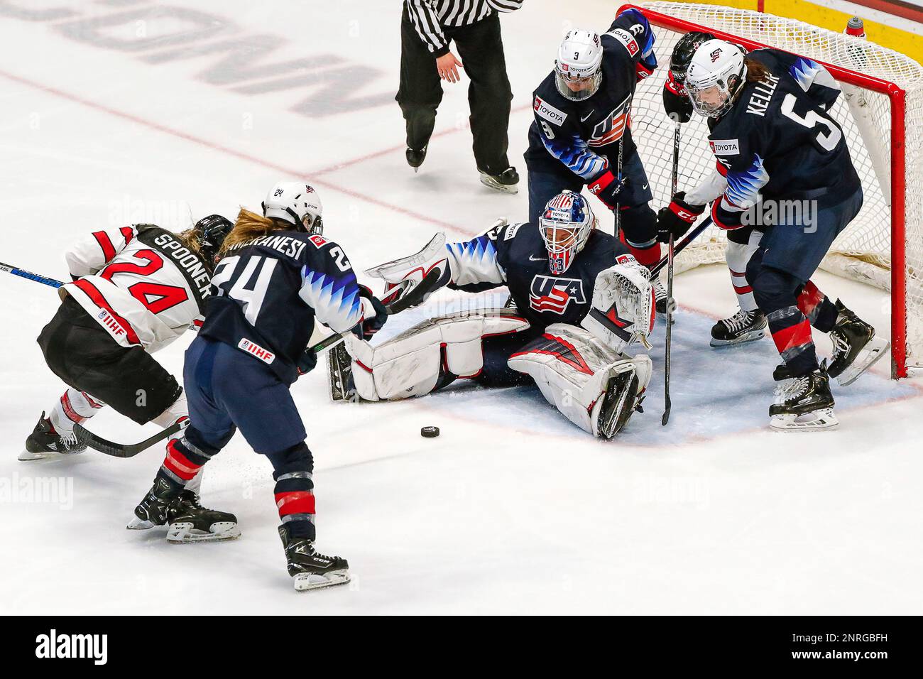 HARTFORD, CT - DECEMBER 14: Team USA goaltender Alex Cavallini (33 ...