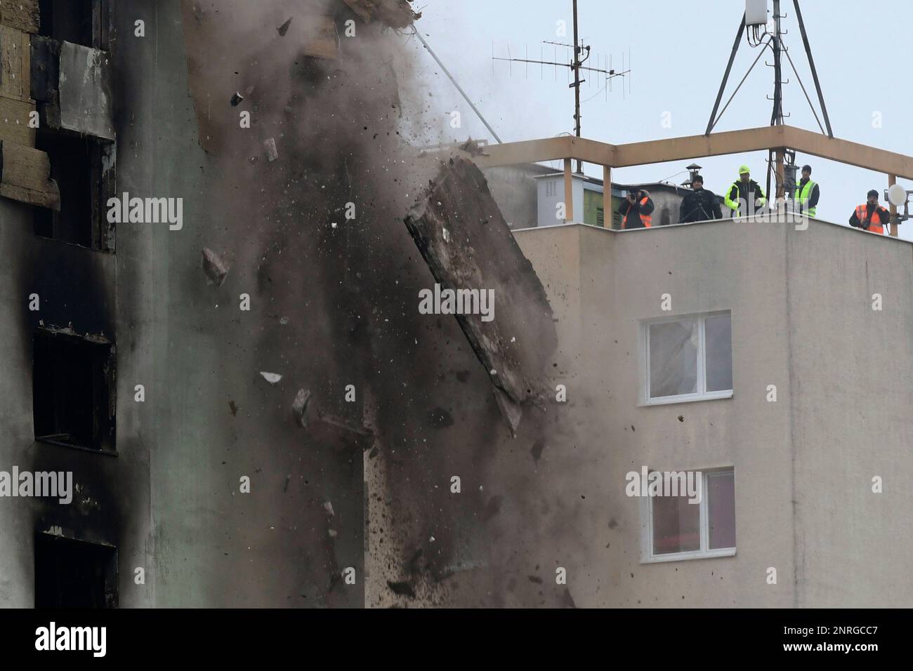 Work begins on demolishing the upper floors of the apartment block that ...