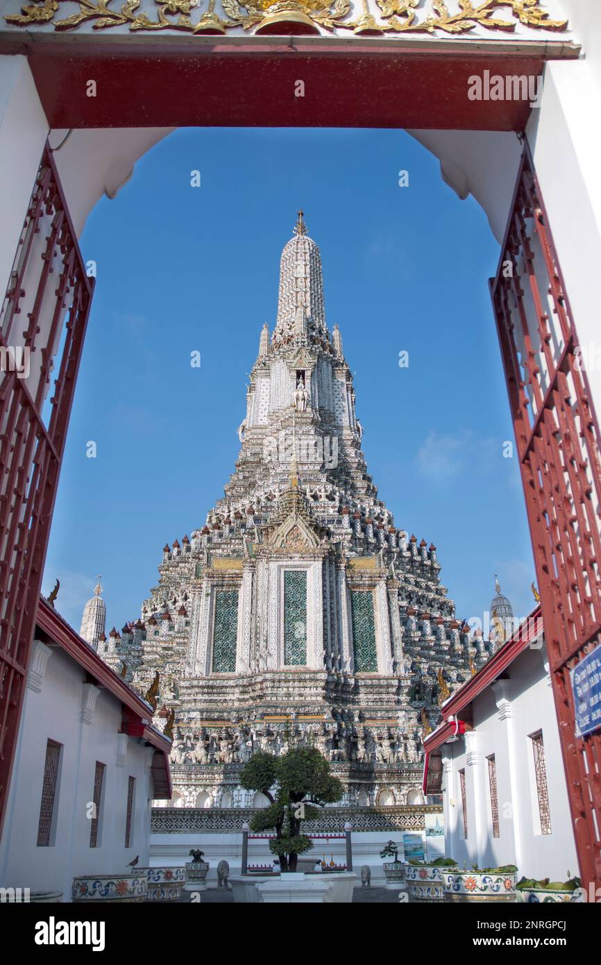 Impressive architectural details of Wat Arun (The Temple of Dawn) in ...