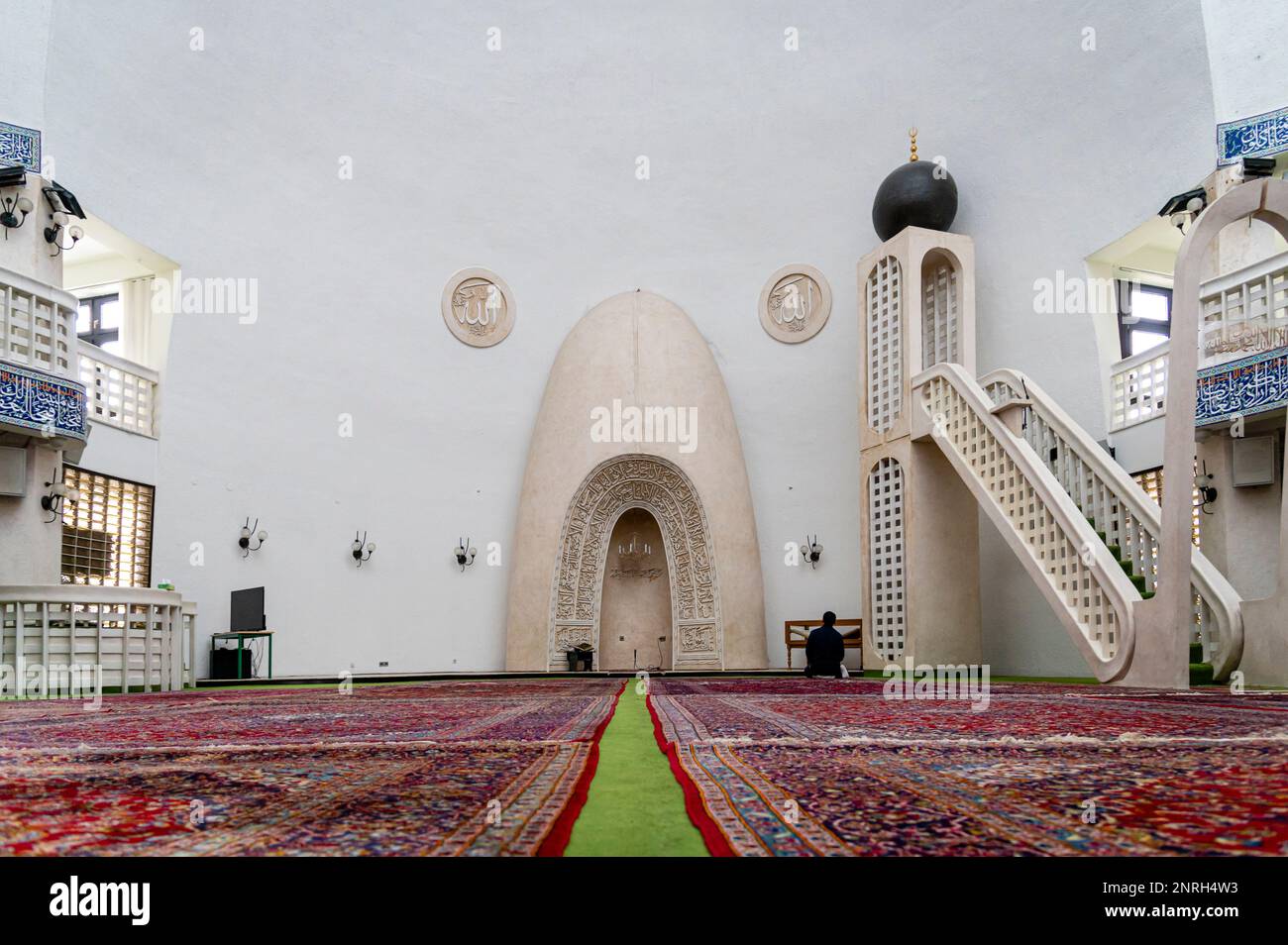The central mosque prayer hall hi-res stock photography and images - Alamy