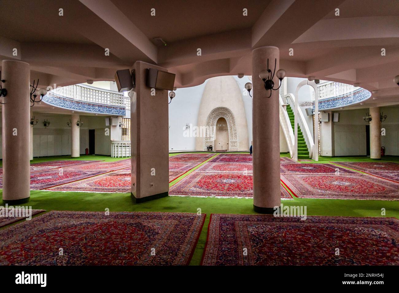 The central mosque prayer hall hi-res stock photography and images - Alamy