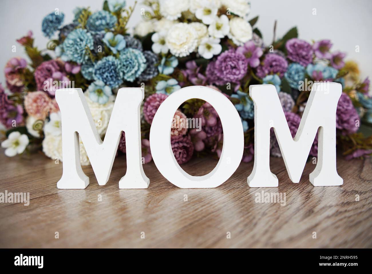 Happy Mothers day with MOM word with flower bouquet decoration Stock ...